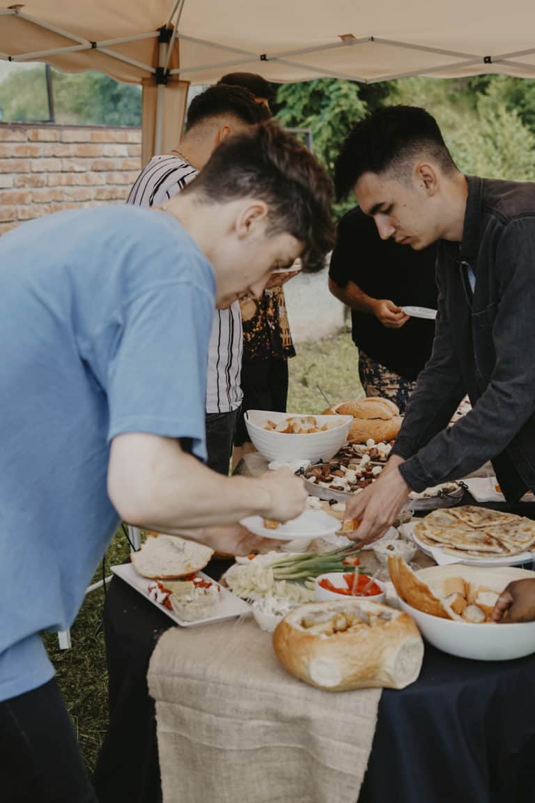 A Minimalists Guide To Gifting Experiences (90+ Ideas)